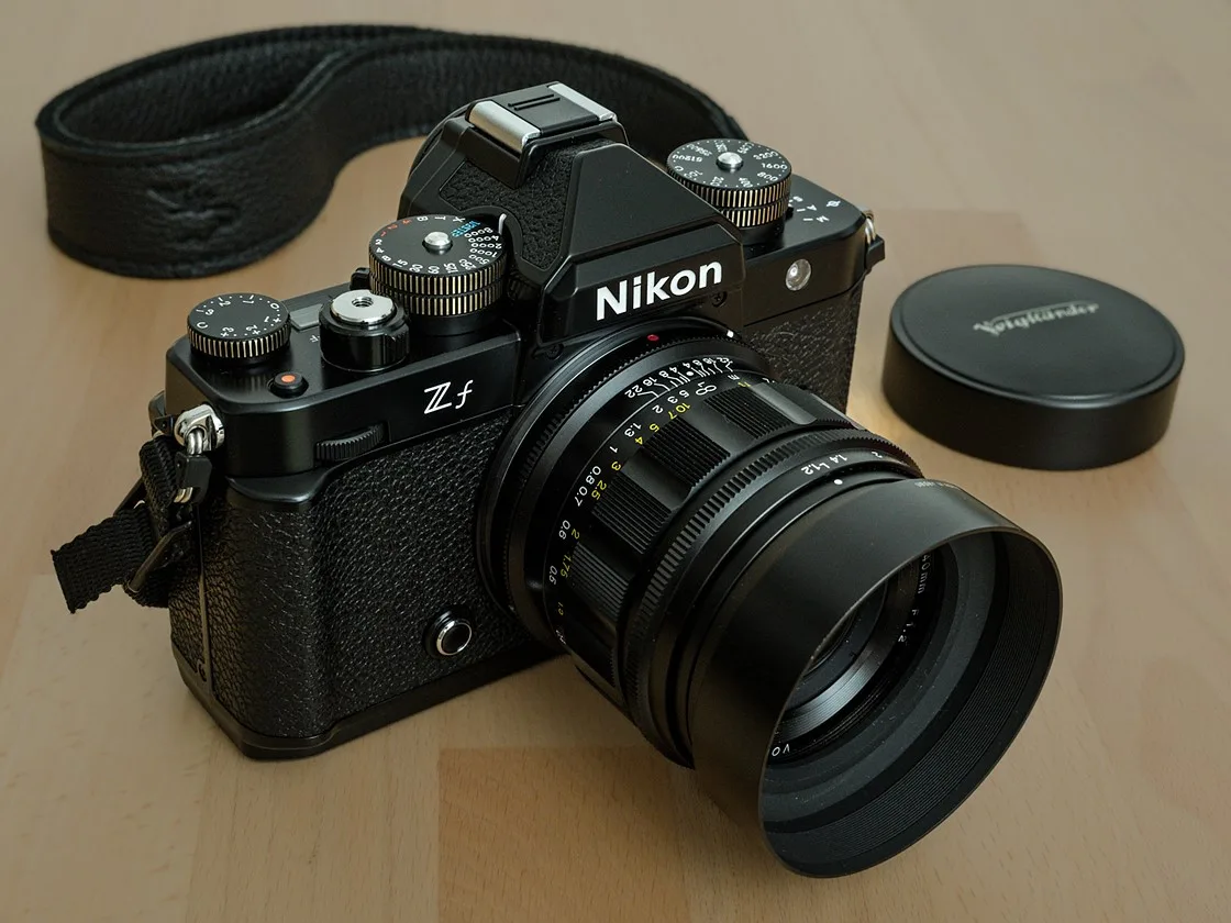 Hình Ảnh Nikon Zf với dial lộ đồng - ONTOP.vn